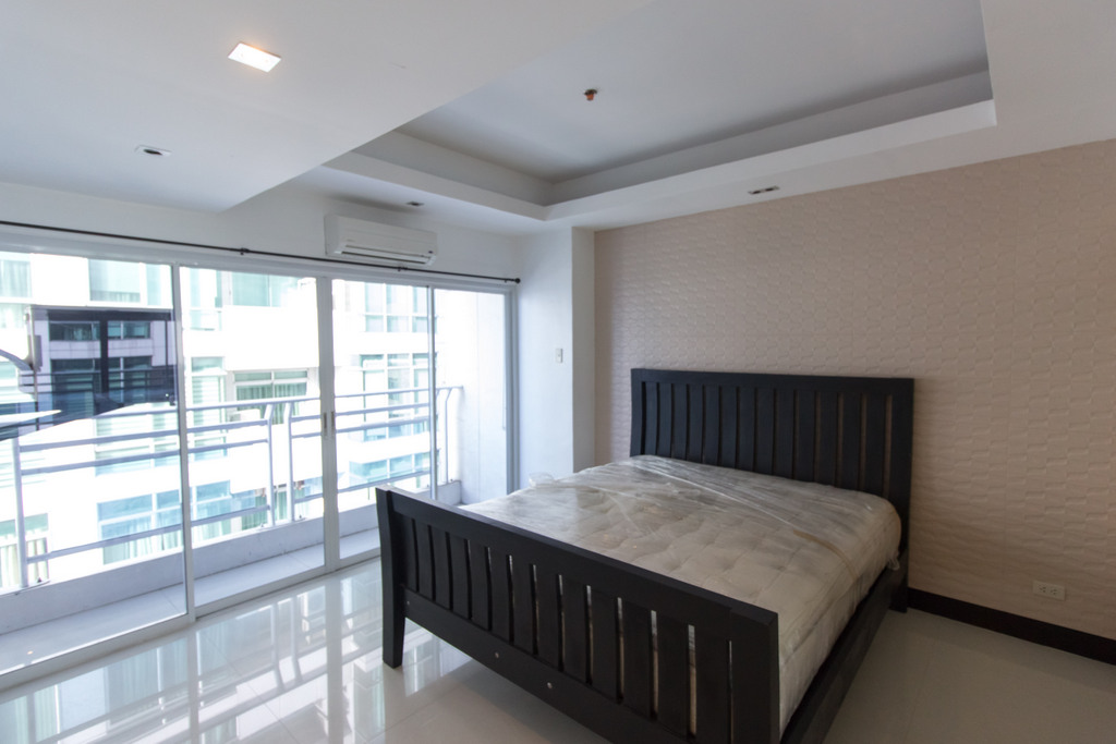 2BR CONDO FOR SALE – FORT PALM SPRINGS, BGC | Home Discovery